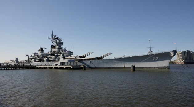 Barco de guerra o crucero turístico - CVCLAVOZ
